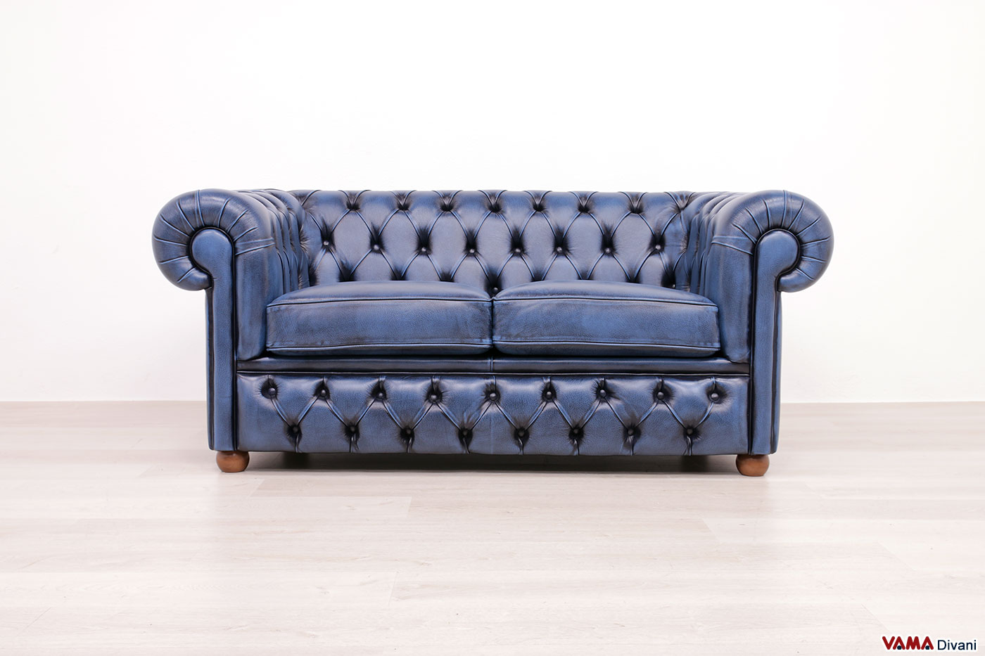 PRONTA CONSEGNA | Divano Chesterfield Capitonné 2 Posti Blu - VAMA Divani